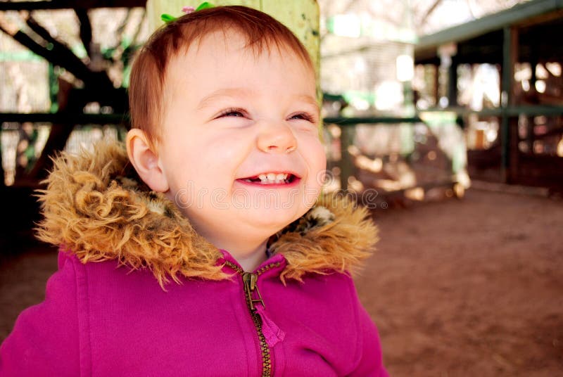 Bebé sonriente feliz imagen de archivo. Imagen de mueca - 13208587