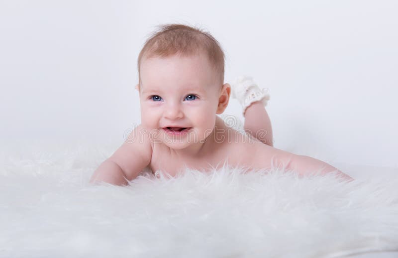 Bebé Sonriente Feliz Con Los Ojos Azules Imagen de archivo - Imagen de ...