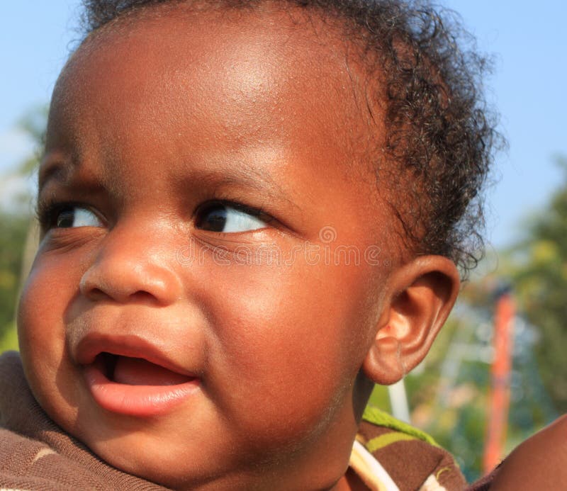 Bebé sonriente Headshot foto de archivo. Imagen de adorable - 5489428