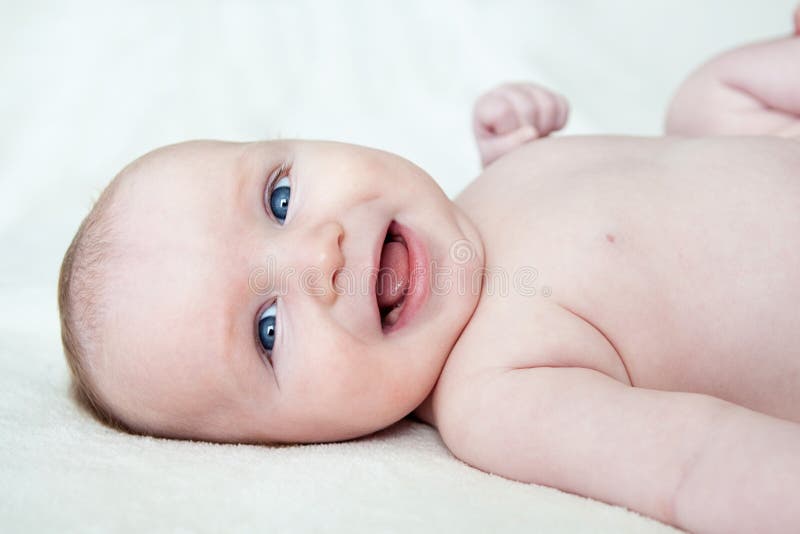 Bebé Sonriente Lindo Que Mira Abajo Foto de archivo - Imagen de alegre ...