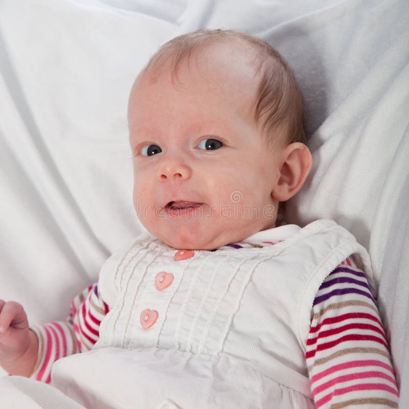 Bebé Sonriente Que Mira La Cámara Foto de archivo - Imagen de amor ...