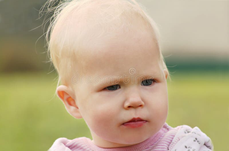 Bebé triste imagen de archivo. Imagen de calor, rubio - 16636051
