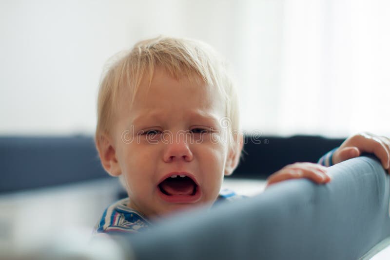 Bebé triste en el pesebre foto de archivo. Imagen de standing - 34621456