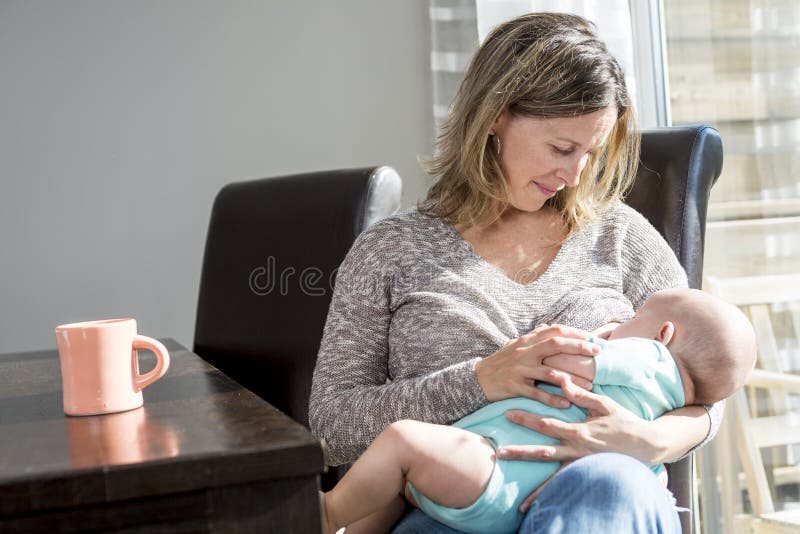 Bebê amamentando foto de stock. Imagem de fêmea, pouco - 61776456