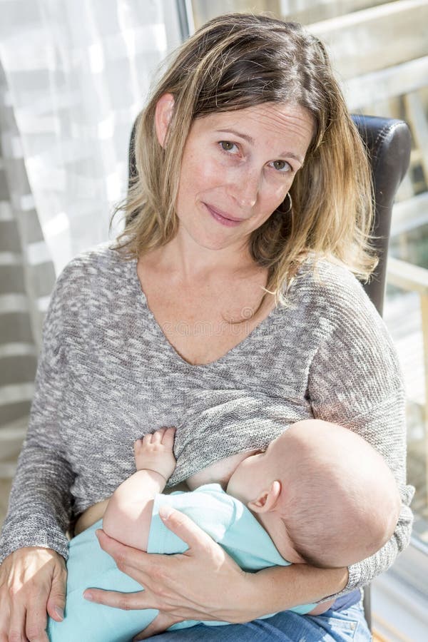 Bebê amamentando foto de stock. Imagem de fêmea, pouco - 61776456