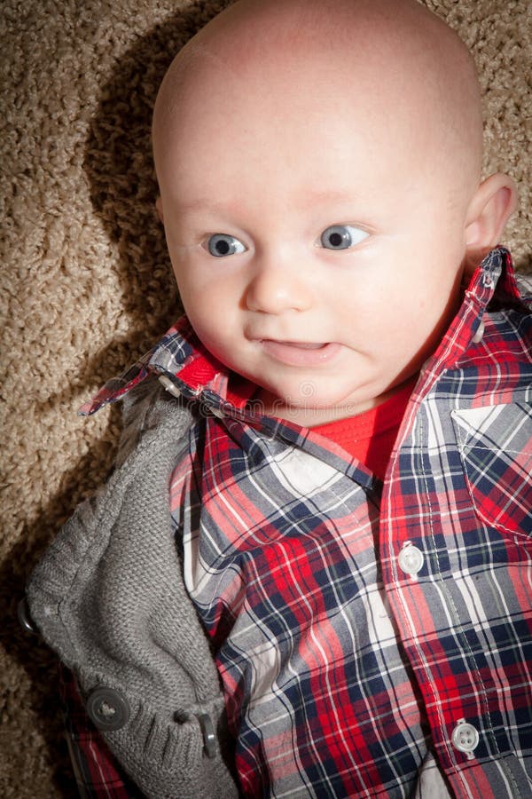 Bebê Calvo Que Mastiga No Dedo Imagem de Stock - Imagem de interessado ...