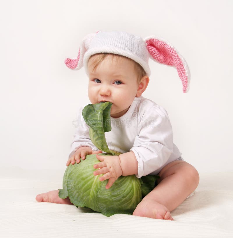 Bebê com repolho foto de stock. Imagem de capota, coelho - 11357604