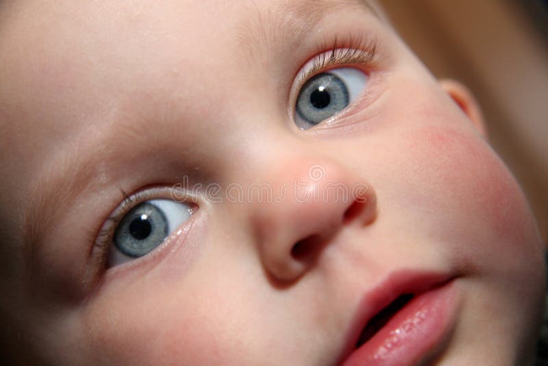 Bebê de olhos azuis bonito foto de stock. Imagem de olhos - 773750