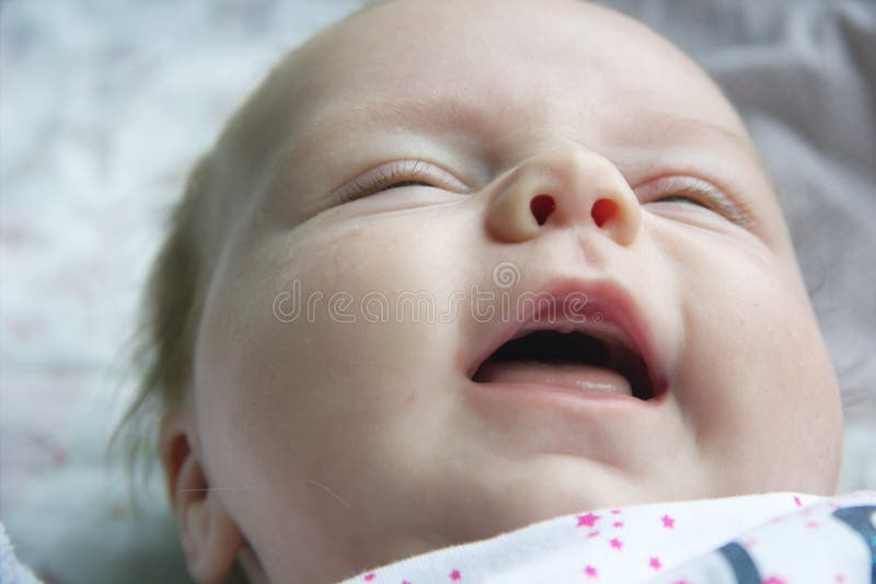 Bebé gritando foto de stock. Imagem de fofofo, ruidosamente - 6827992