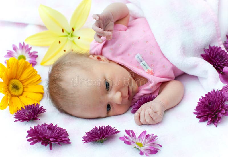 Bebê com flores imagem de stock. Imagem de flores, menino - 956539