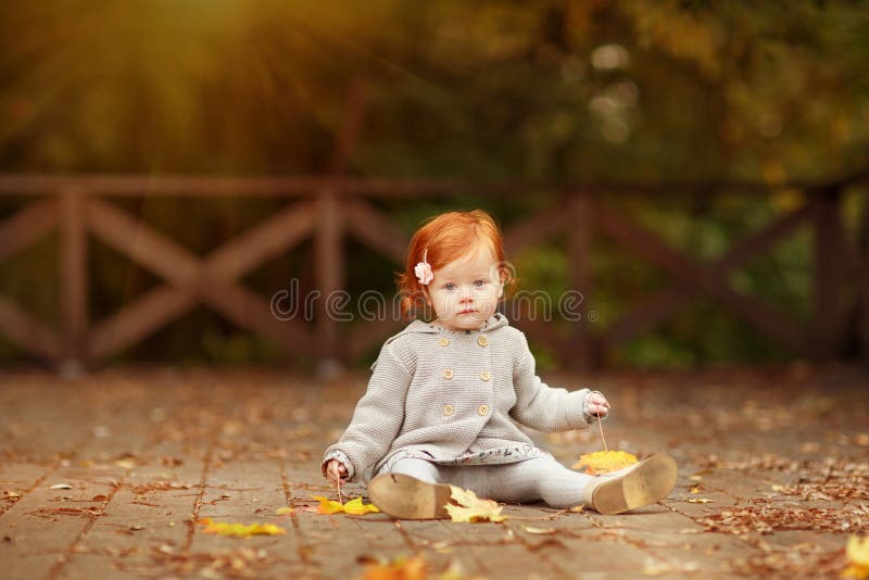 Bebê Ruivo No Fundo Da Natureza E Do Assento Dentro Imagem de Stock ...