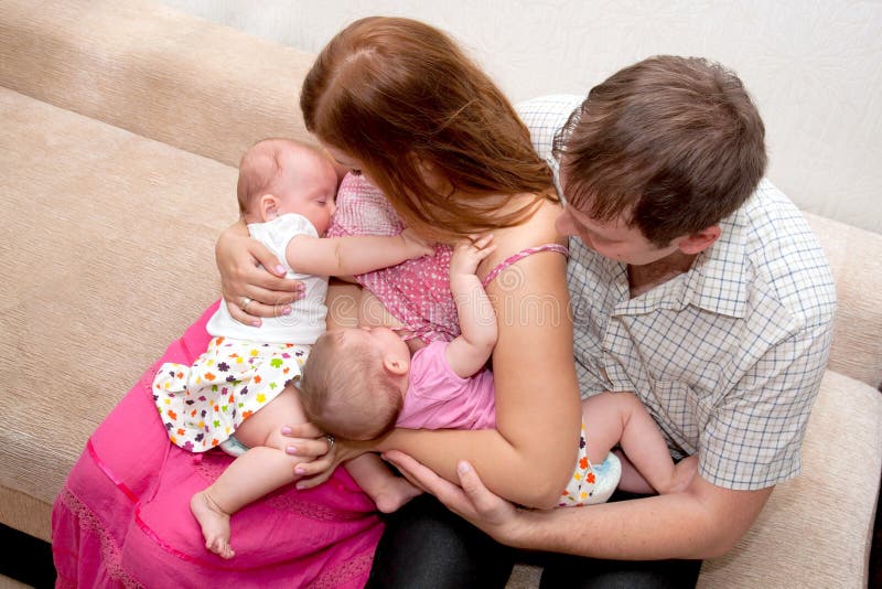 Amamentando Dois Bebés Gêmeos Das Irmãs Pequenas Foto de Stock - Imagem ...