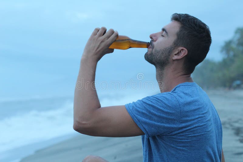 Beber apenas na praia foto de stock. Imagem de divertimento - 137244264