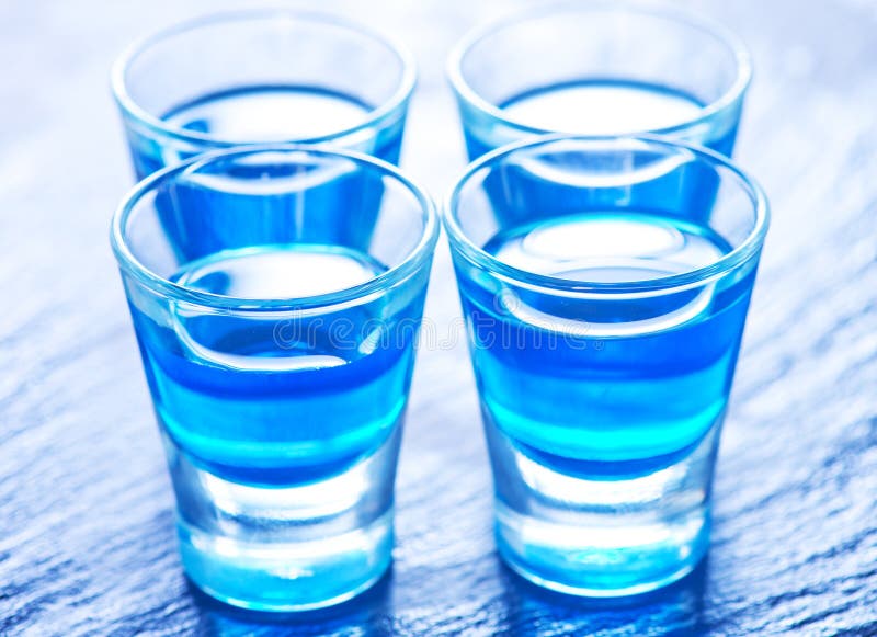 Bebida Alcoólica Azul Em Vidros Pequenos Foto de Stock - Imagem de ...