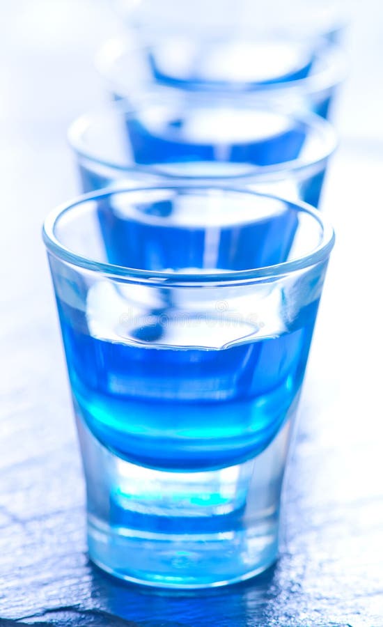 Bebida Alcoólica Azul Em Vidros Pequenos Foto de Stock - Imagem de ...