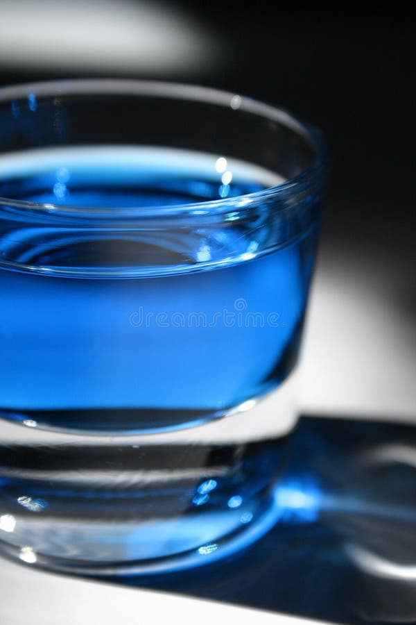 Bebida Azul Com Cubos De Gelo Em Fundo Branco Foto de Stock - Imagem de ...