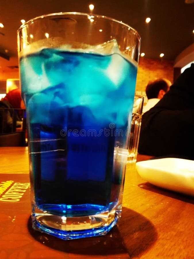 Bebida azul imagen de archivo. Imagen de bebida, azul - 84314611