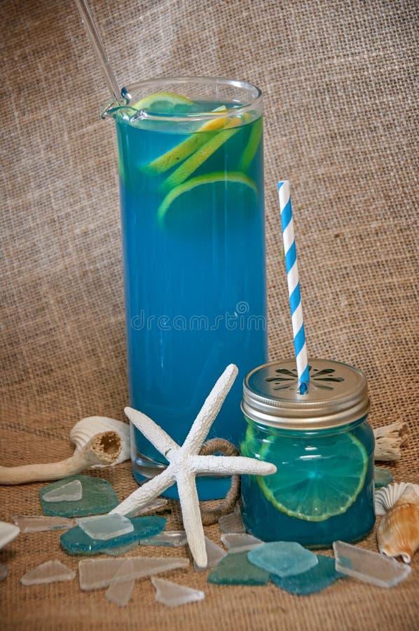 Bebida azul del alcohol foto de archivo. Imagen de arpillera - 35178090