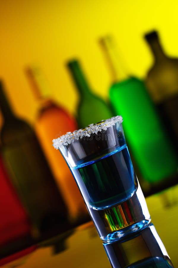 Bebida alcohólica azul imagen de archivo. Imagen de lujo - 24172959