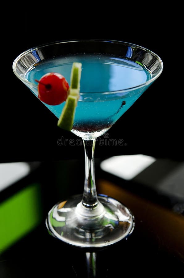 Cocktail Azul Com Cereja E Cal Foto de Stock - Imagem de coquetel ...