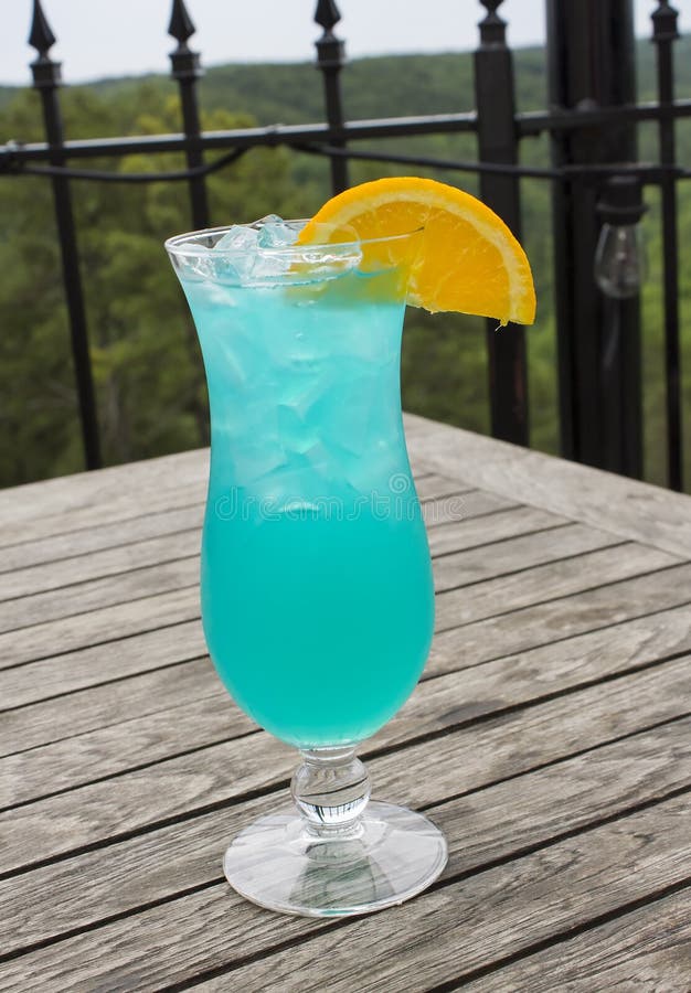 Bebida Servida Doce No Azul Foto de Stock - Imagem de bebida, azul ...