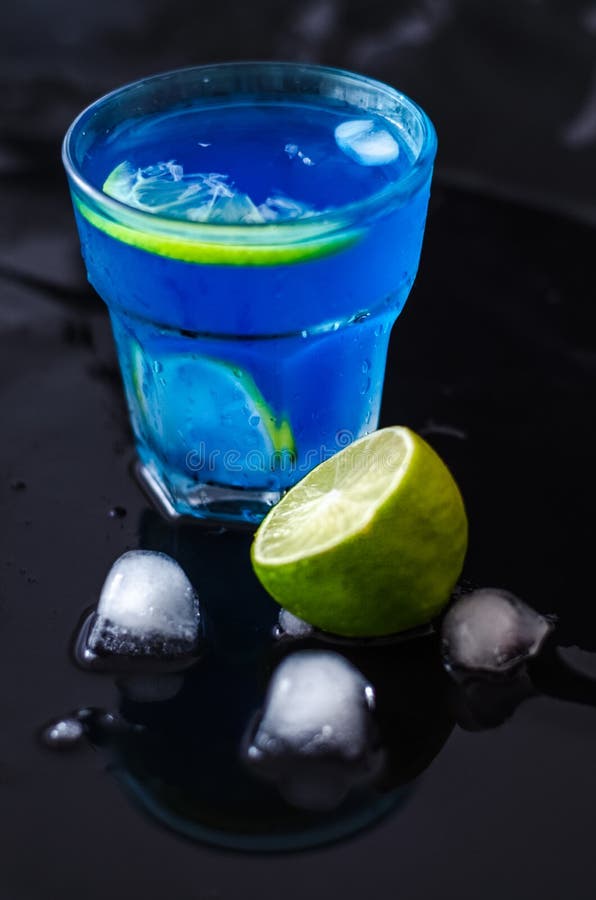 Bebida azul fria com cal foto de stock. Imagem de fruta - 115640030