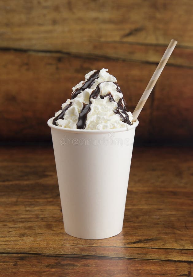 Bebida Con Crema Azotada En El Top Foto de archivo - Imagen de ...