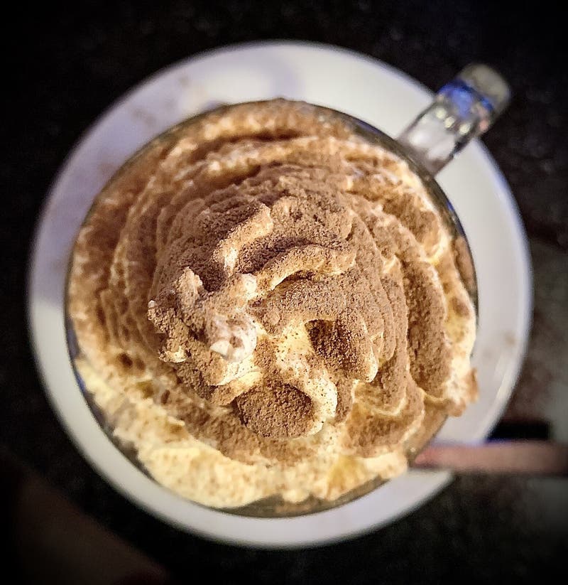 Bebida Con Crema Batida Empolvada De Chocolate Foto de archivo - Imagen ...