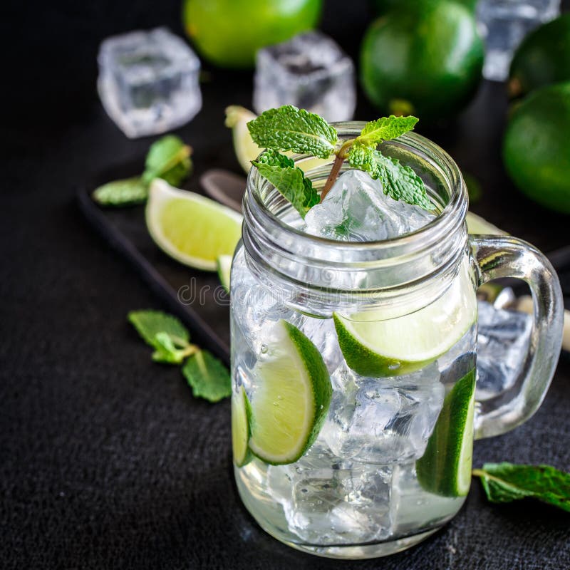 Bebida Con La Cal, La Menta Y El Hielo Imagen de archivo - Imagen de ...