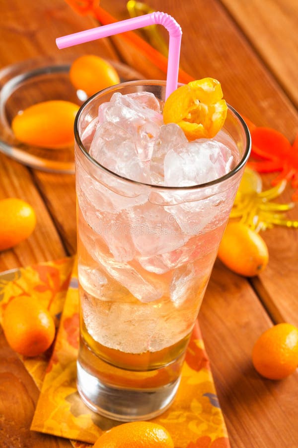 Bebida con ron y vodka foto de archivo. Imagen de cristal - 32068052