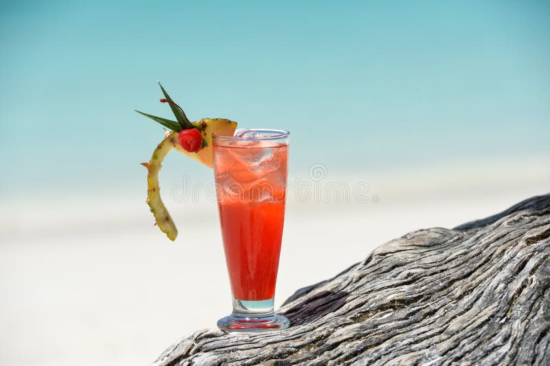 Bebida Con Sabor a Fruta Del Mocktail En La Playa Foto de archivo ...