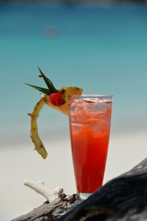 Bebida Con Sabor a Fruta Del Mocktail En La Playa Foto de archivo ...