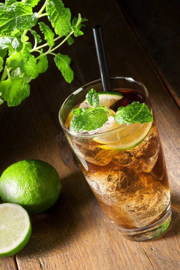 Bebida De Cuba Libre Com Cal Imagem de Stock - Imagem de frio, tempero ...