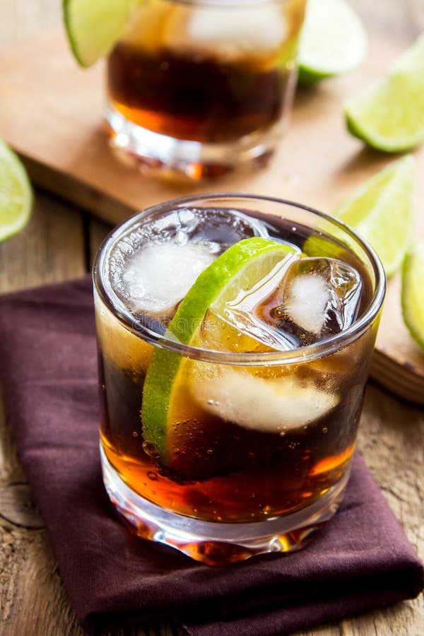 Bebida De Cuba Libre Do Rum E Da Cola Imagem de Stock - Imagem de palha ...