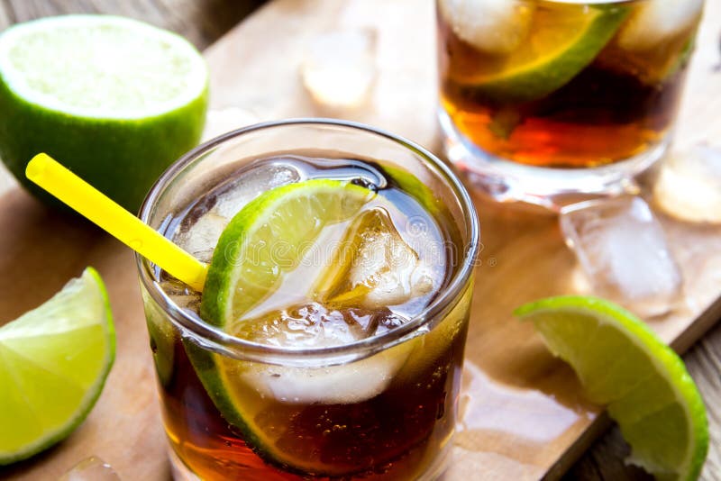 Bebida De Cuba Libre Do Rum E Da Cola Imagem de Stock - Imagem de palha ...