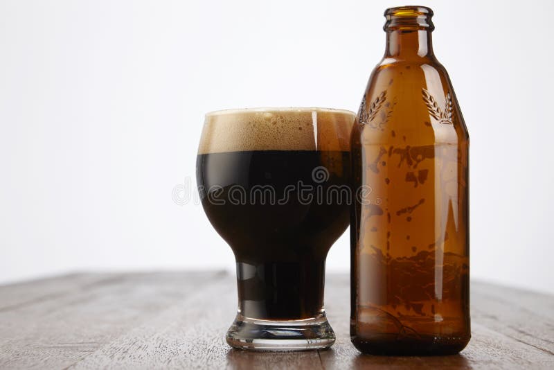 Bebida de Malta imagen de archivo. Imagen de blanco, alcohol - 84485493