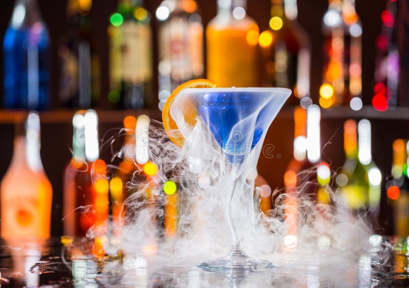 Bebida De Martini Servida En Contador De La Barra Imagen de archivo ...