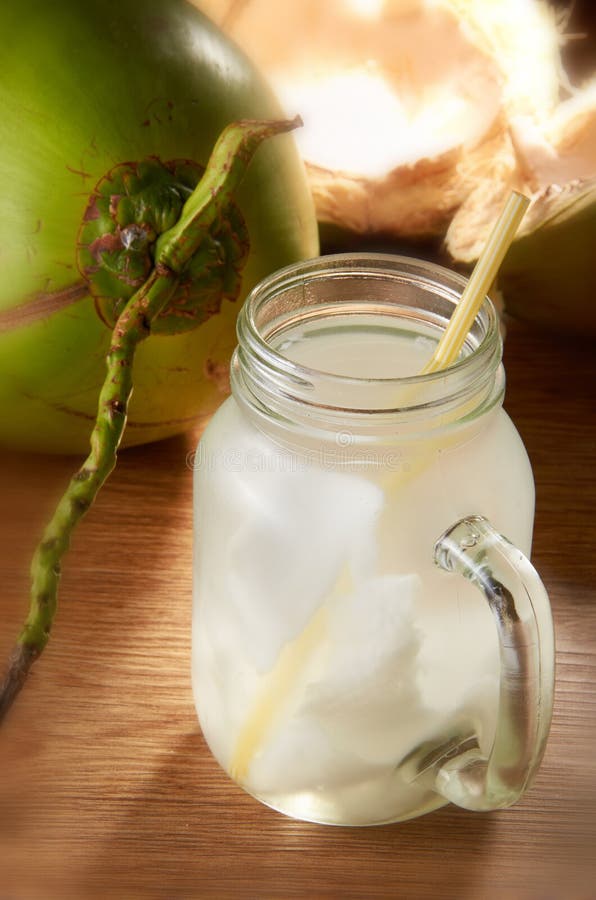 Bebida del coco imagen de archivo. Imagen de coctel, paja - 59294853