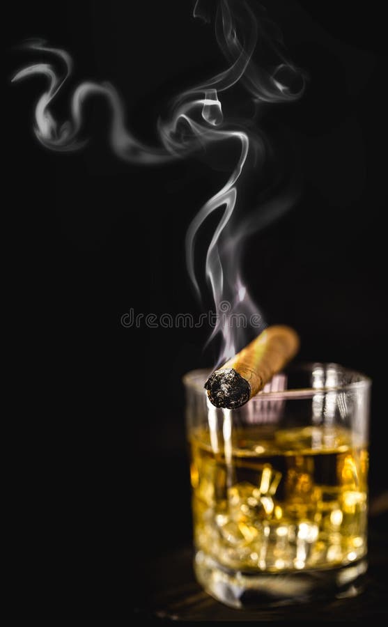 Bebida Destilada De Whisky O Bourbon Con Malta En Un Vaso Con Cubos De ... Bebida Destilada De Whisky O Bourbon Con Malta En Un Vaso Con Cubos De ...