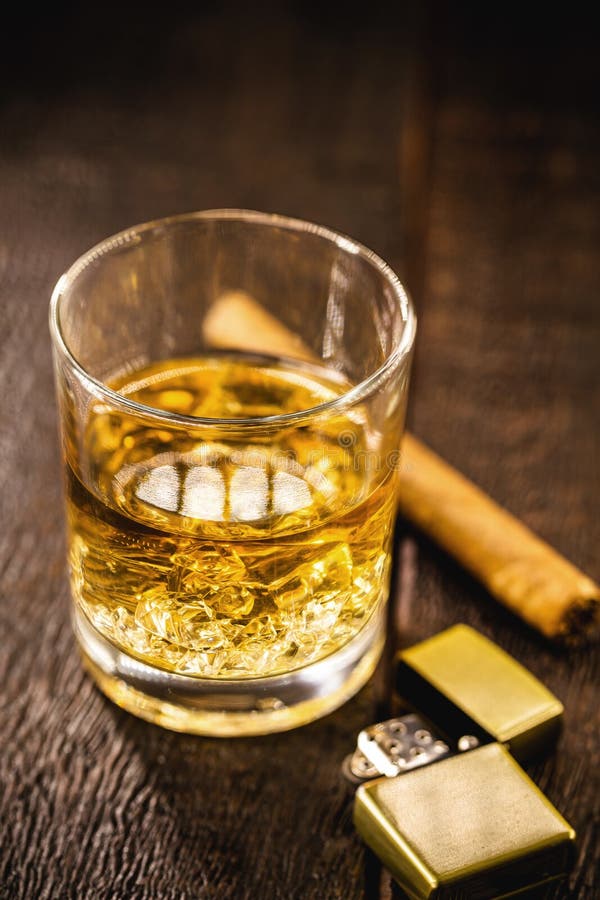 Bebida Destilada De Whisky O Bourbon Con Malta En Un Vaso Con Cubos De ... Bebida Destilada De Whisky O Bourbon Con Malta En Un Vaso Con Cubos De ...