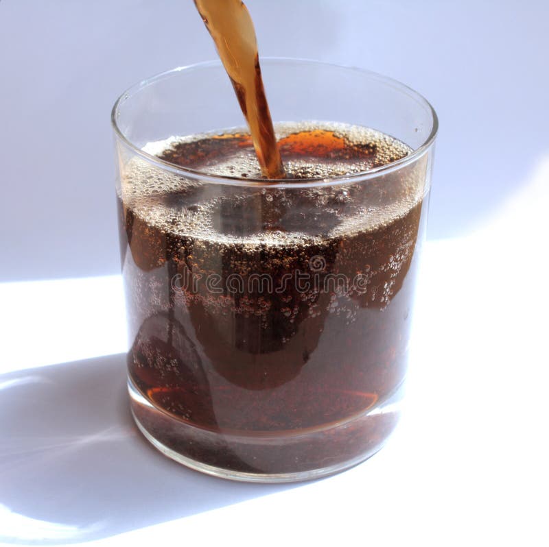 La Bebida Efervescente Vertió En Un Vidrio Imagen de archivo - Imagen ...