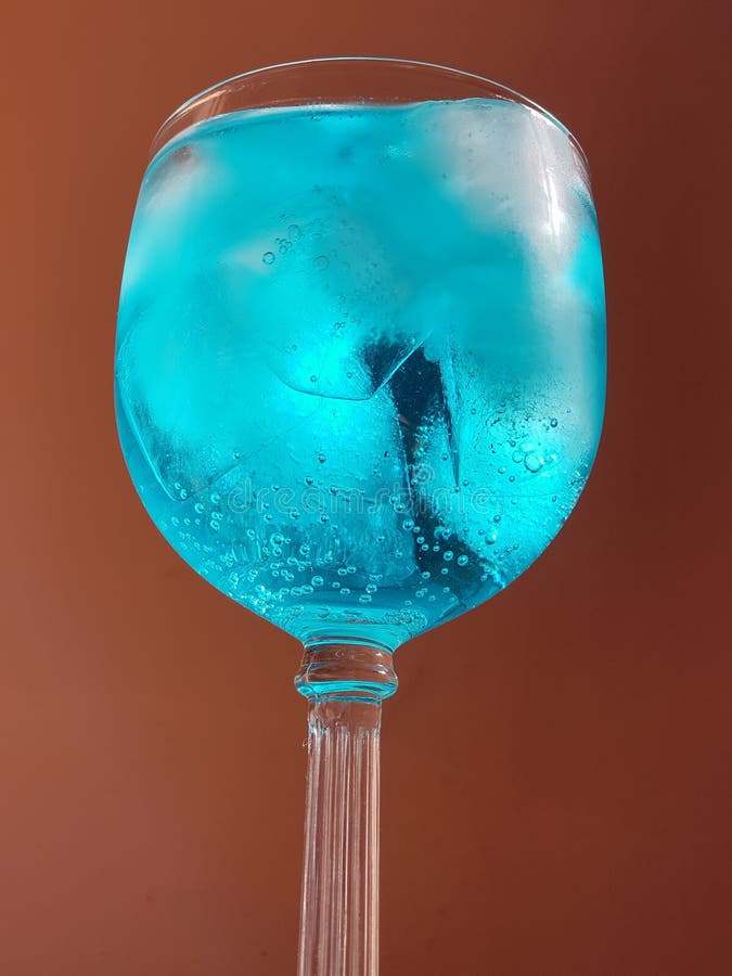 Bebida Gasosa Azul No Vidro Imagem de Stock - Imagem de borboleta ...