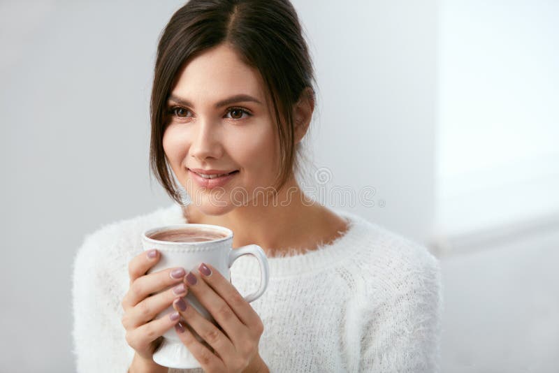 Bebida Mujer Que Bebe La Bebida Caliente Imagen de archivo - Imagen de ...