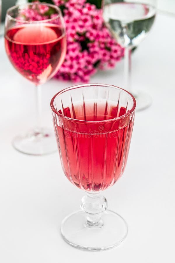 Bebida Rosa En Un Vaso. Flores Rosadas. Foto de archivo - Imagen de ...