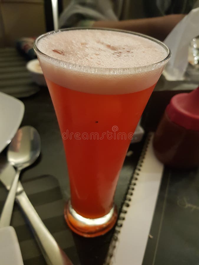 Bebida Rosa Gasosa Em Vidro Foto de Stock - Imagem de bebidas, vidro ...