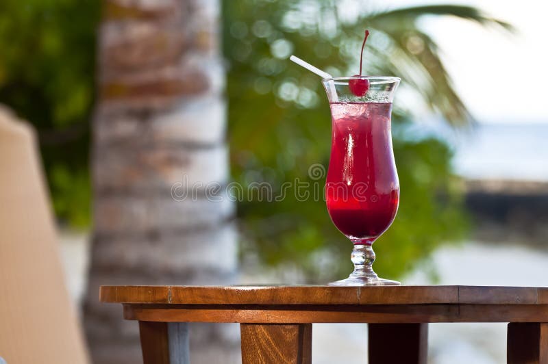 Bebida Rosada Por El Mar De La Turquesa Foto de archivo - Imagen de ...