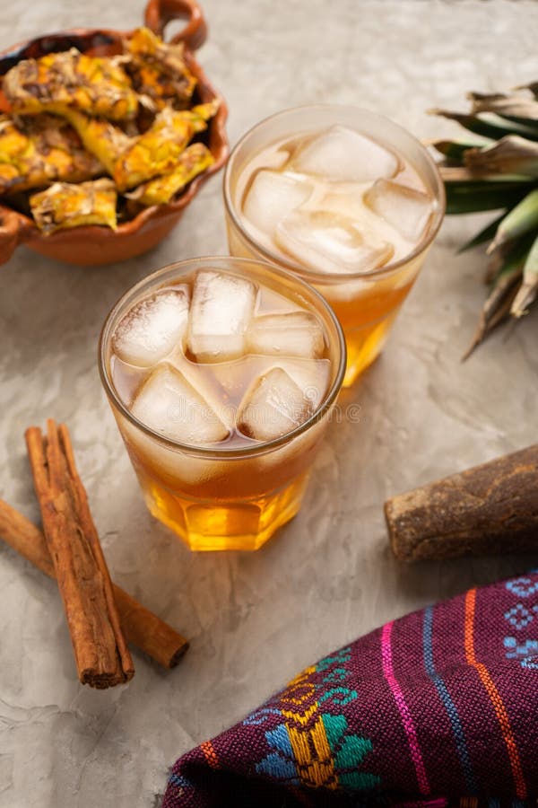 Bebida Tepache Com Canela E Piloncillo. Bebida Mexicana Imagem de Stock ...