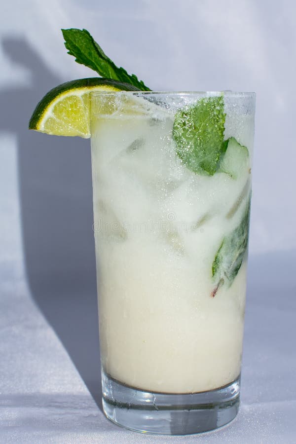 Bebida Tropical Del Ron Del Coco En Blanco Imagen de archivo - Imagen ...