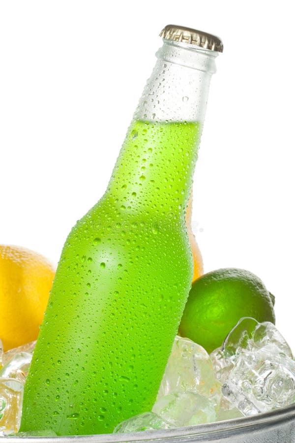 Lata Verde De La Bebida De La Bebida Foto de archivo - Imagen de ...