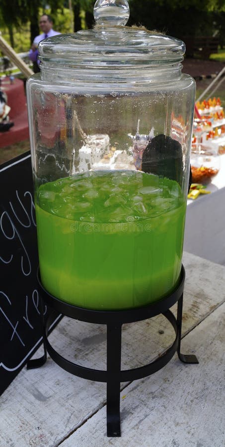 Bebida verde imagen de archivo. Imagen de cristal, verde - 93627815